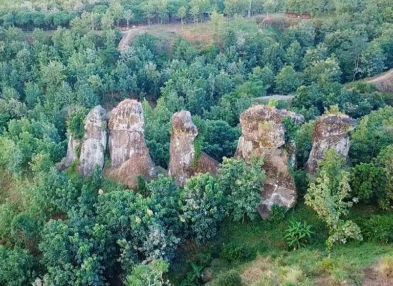 Geosite Batu So'on Bondowoso yang Unik dan Menawan